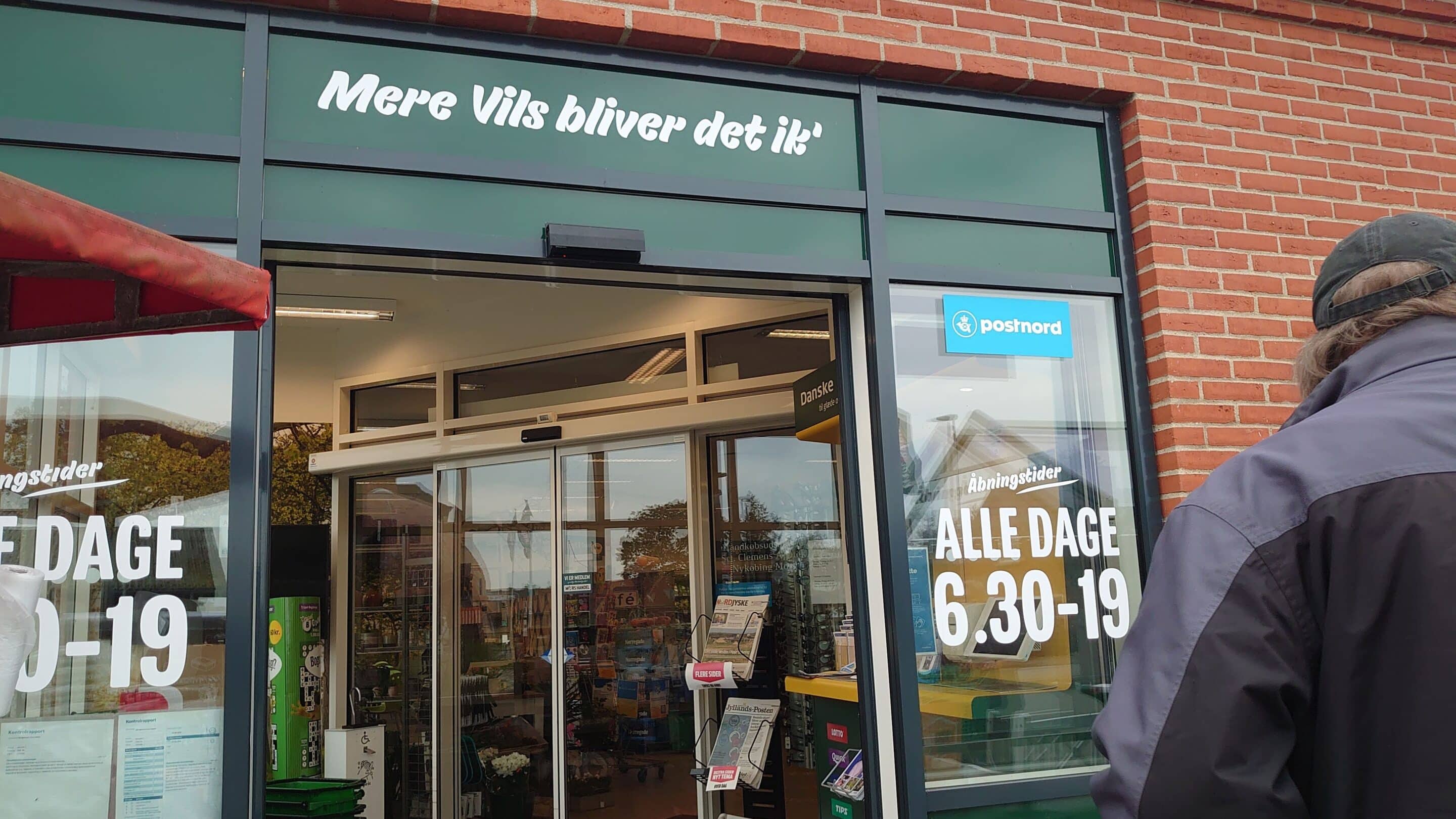 Købmand hjælper næstehjælpere • Her på Øen