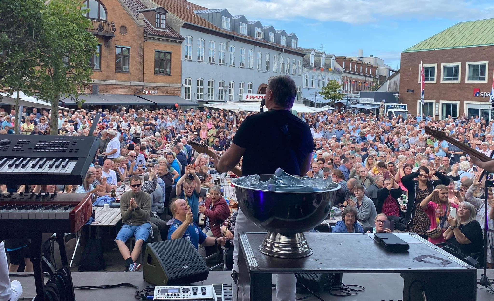 Kandis fyldte Kirketorvet • Her på Øen