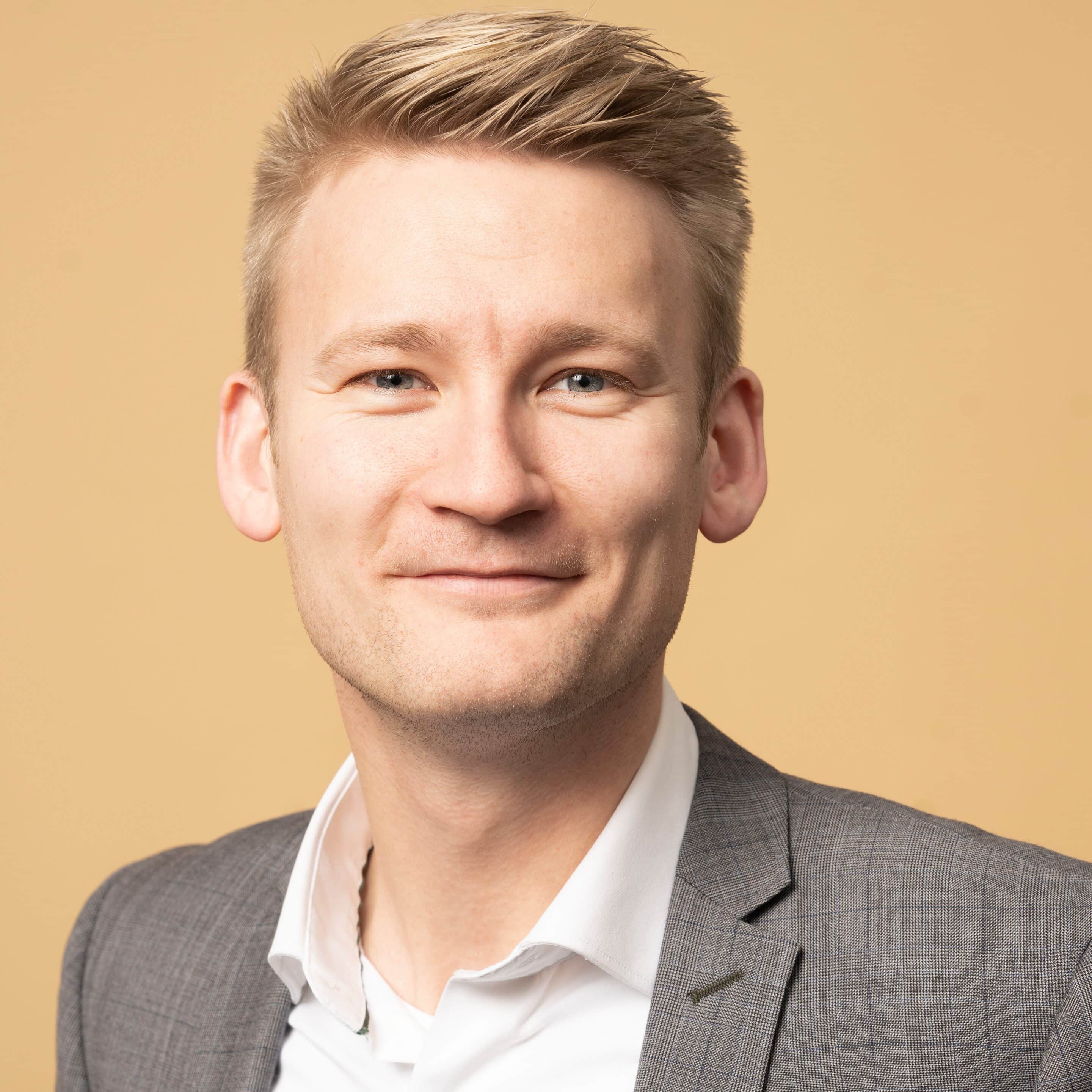 Peter Kofoed gæster øen • Her på Øen